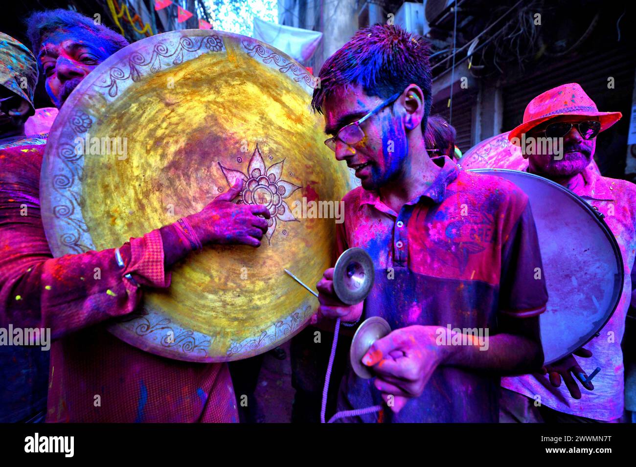 Kolkata, India. 23rd Mar, 2024. Devotees seen singing and playing drums ...