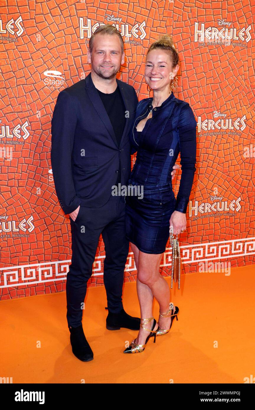 Rhea Harder-Vennewald mit Ehemann Jörg Vennewald bei der Premiere des Musicals Hercules im Stage ...