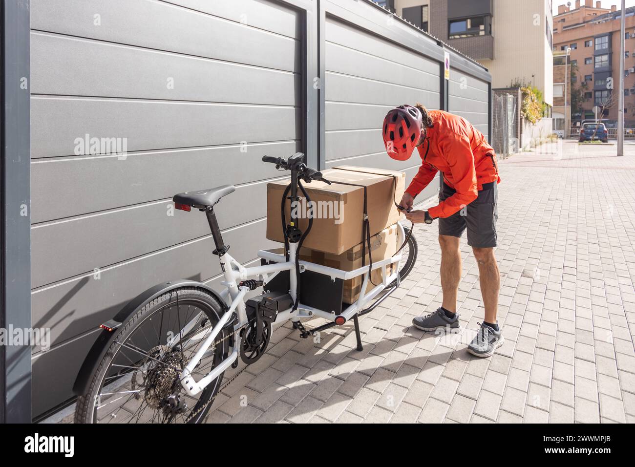 Cargo cycling hi-res stock photography and images - Alamy