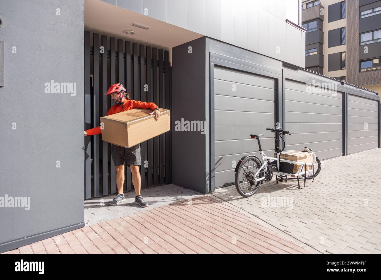Cargo bike e bike hi-res stock photography and images - Alamy