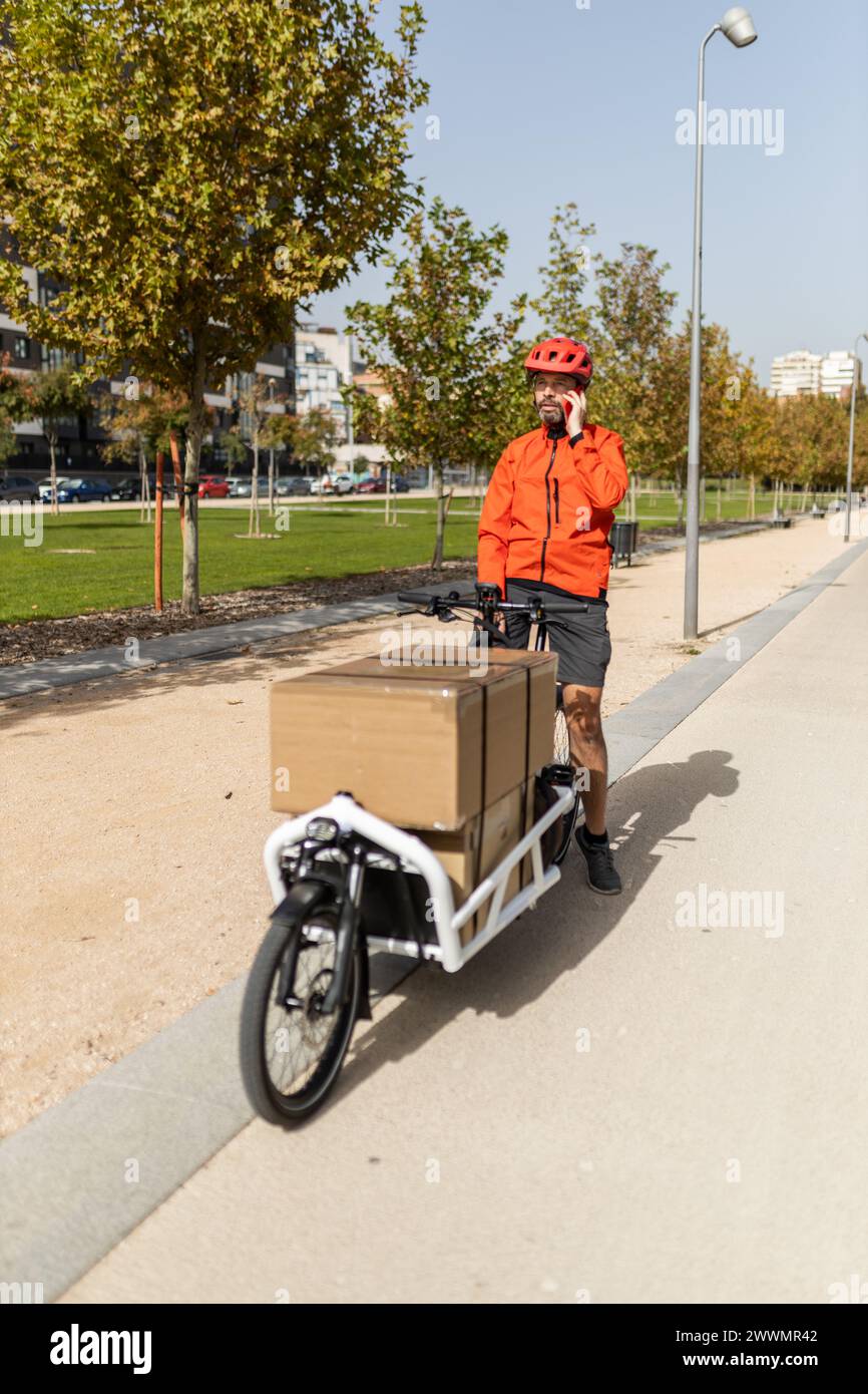 Sustainable delivery transport hi-res stock photography and images - Alamy