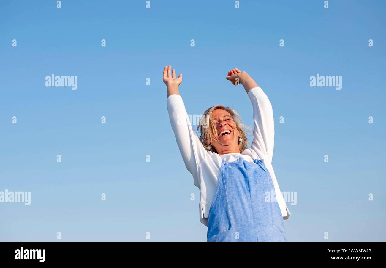 Frau blond lachen hi-res stock photography and images - Alamy