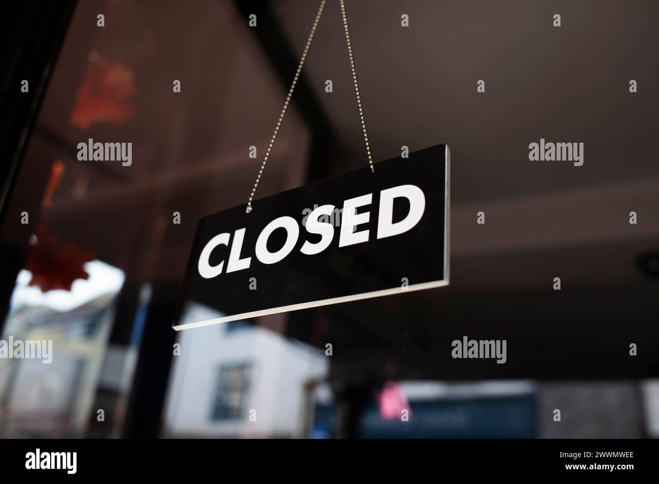 closed sign hanging in the window of a shop Stock Photo - Alamy