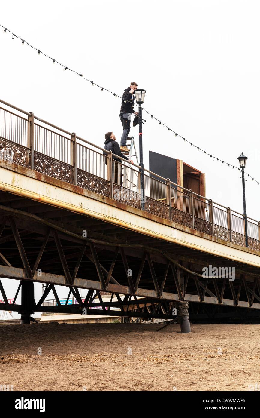 Replacing lightbulb outside hi-res stock photography and images - Alamy