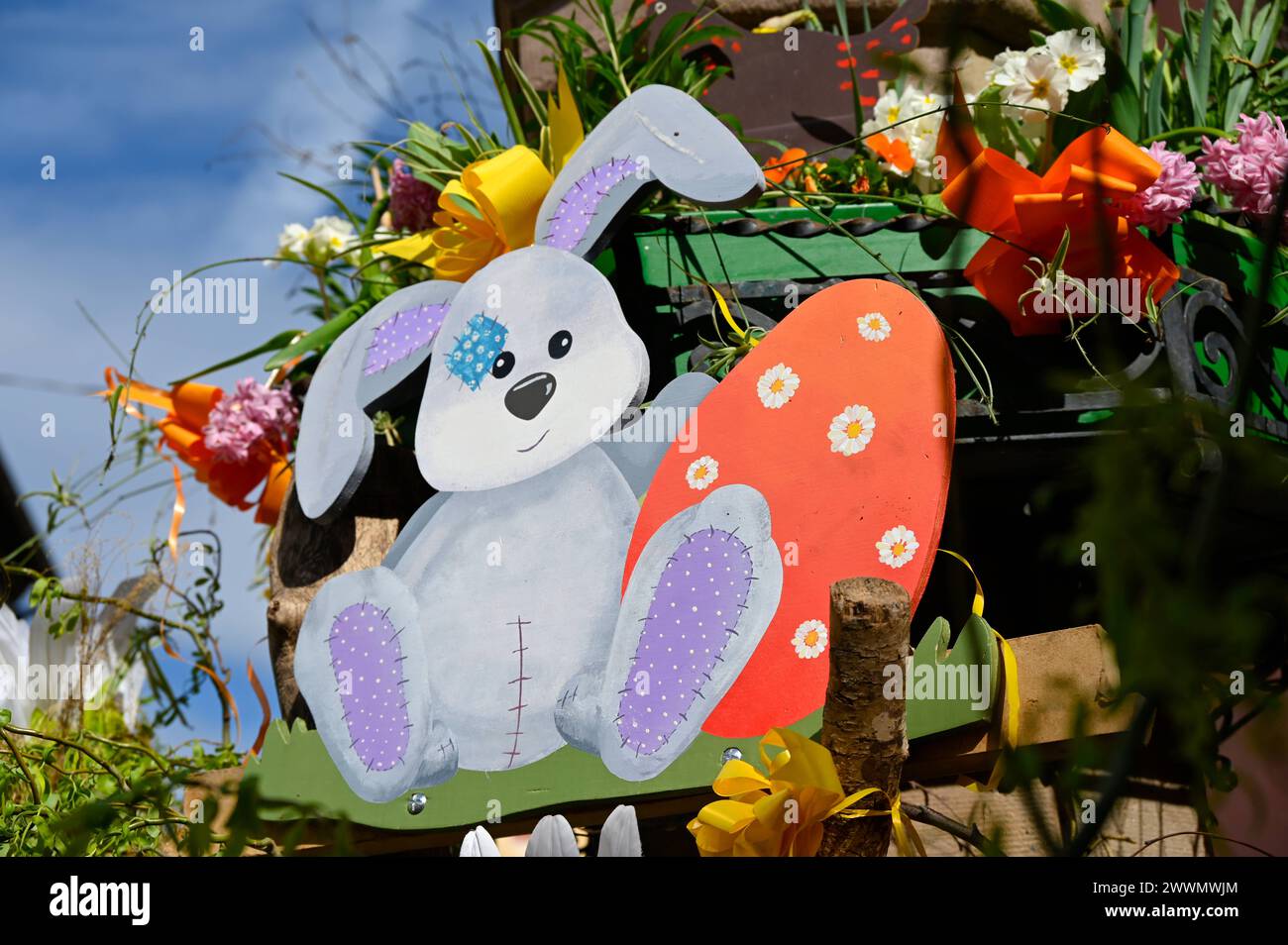 Traditioneller elsaessischer Osterschmuck in einem Dorf im Elsass ...