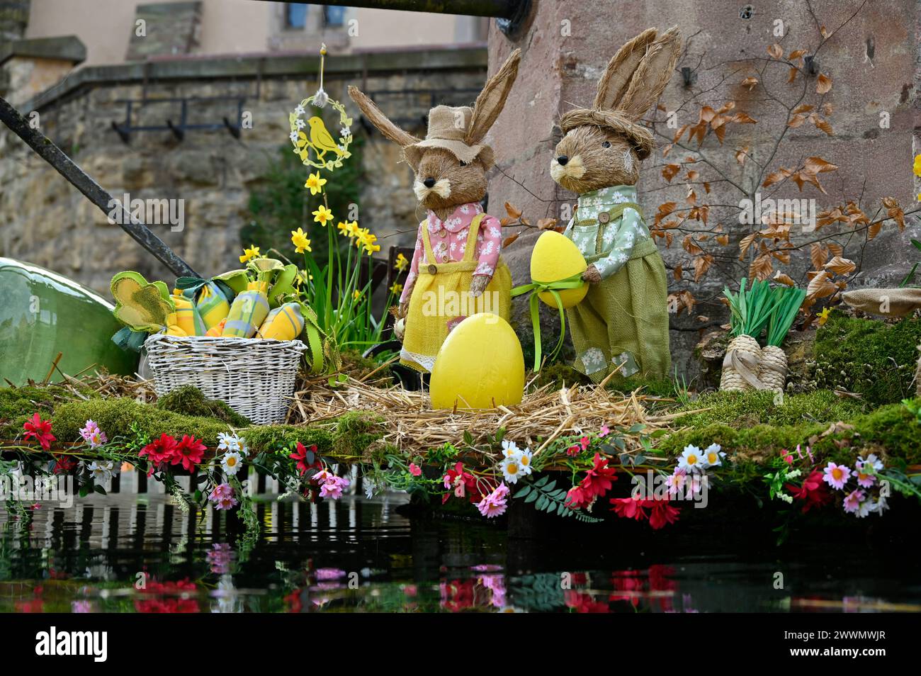 Traditioneller elsaessischer Osterschmuck in einem Dorf im Elsass ...
