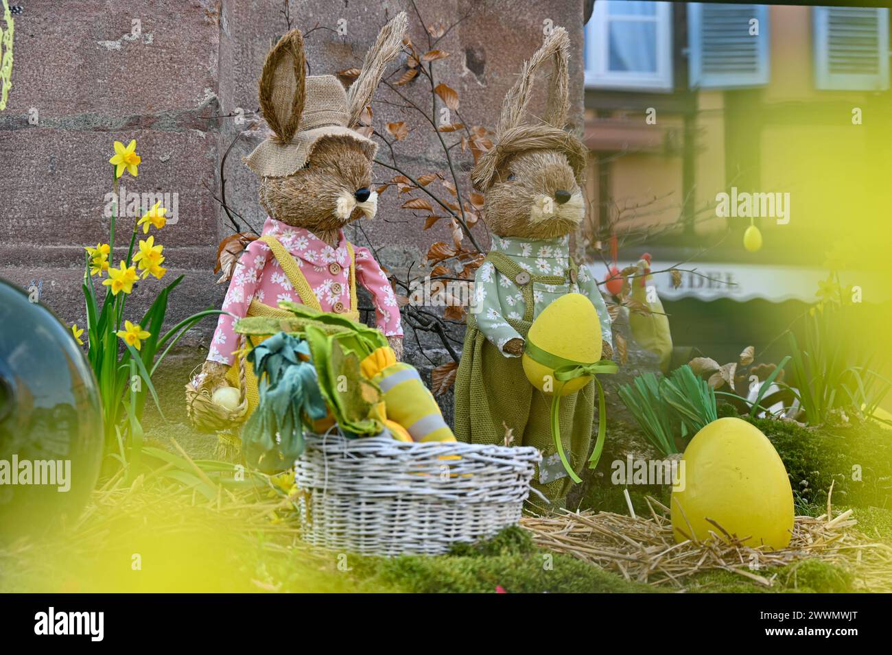 Traditioneller elsaessischer Osterschmuck in einem Dorf im Elsass ...