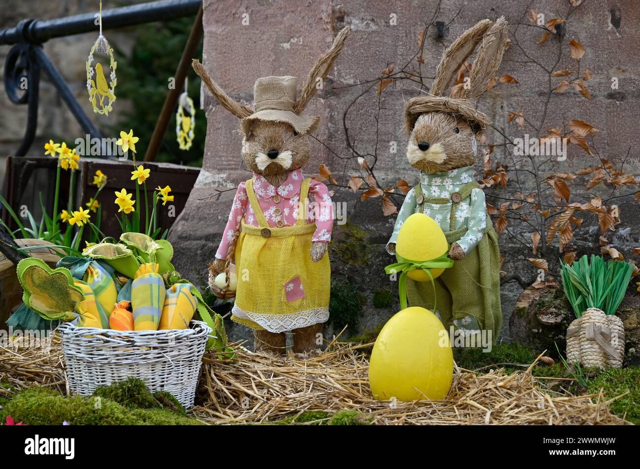 Traditioneller elsaessischer Osterschmuck in einem Dorf im Elsass ...