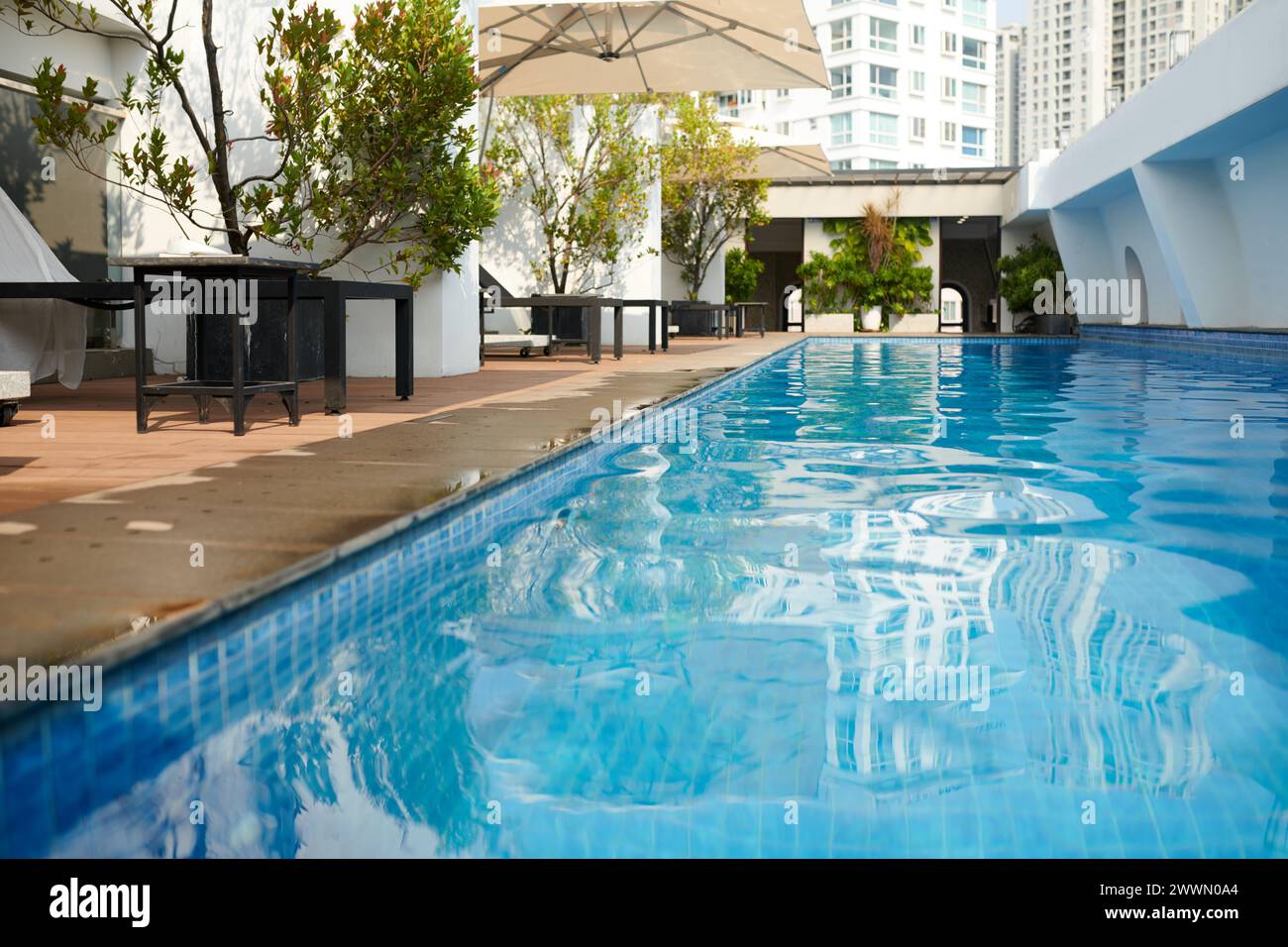 Empty resort hotel swimming pool hi-res stock photography and images ...
