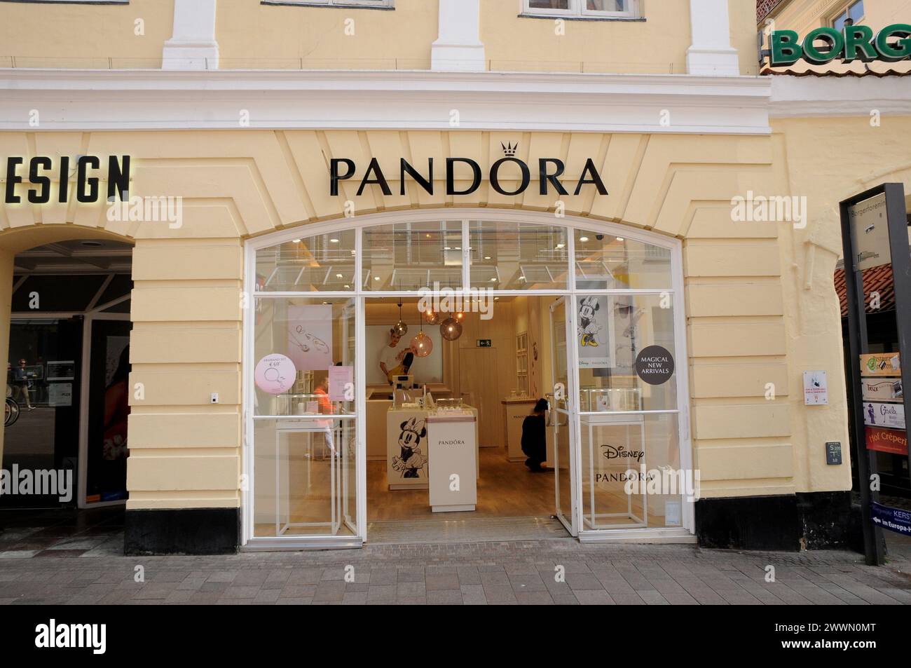 Pndora jewellry stre hi-res stock photography and images - Alamy