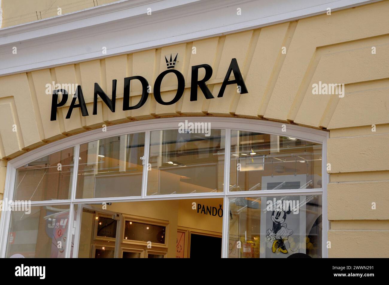 Pndora jewellry stre hi-res stock photography and images - Alamy