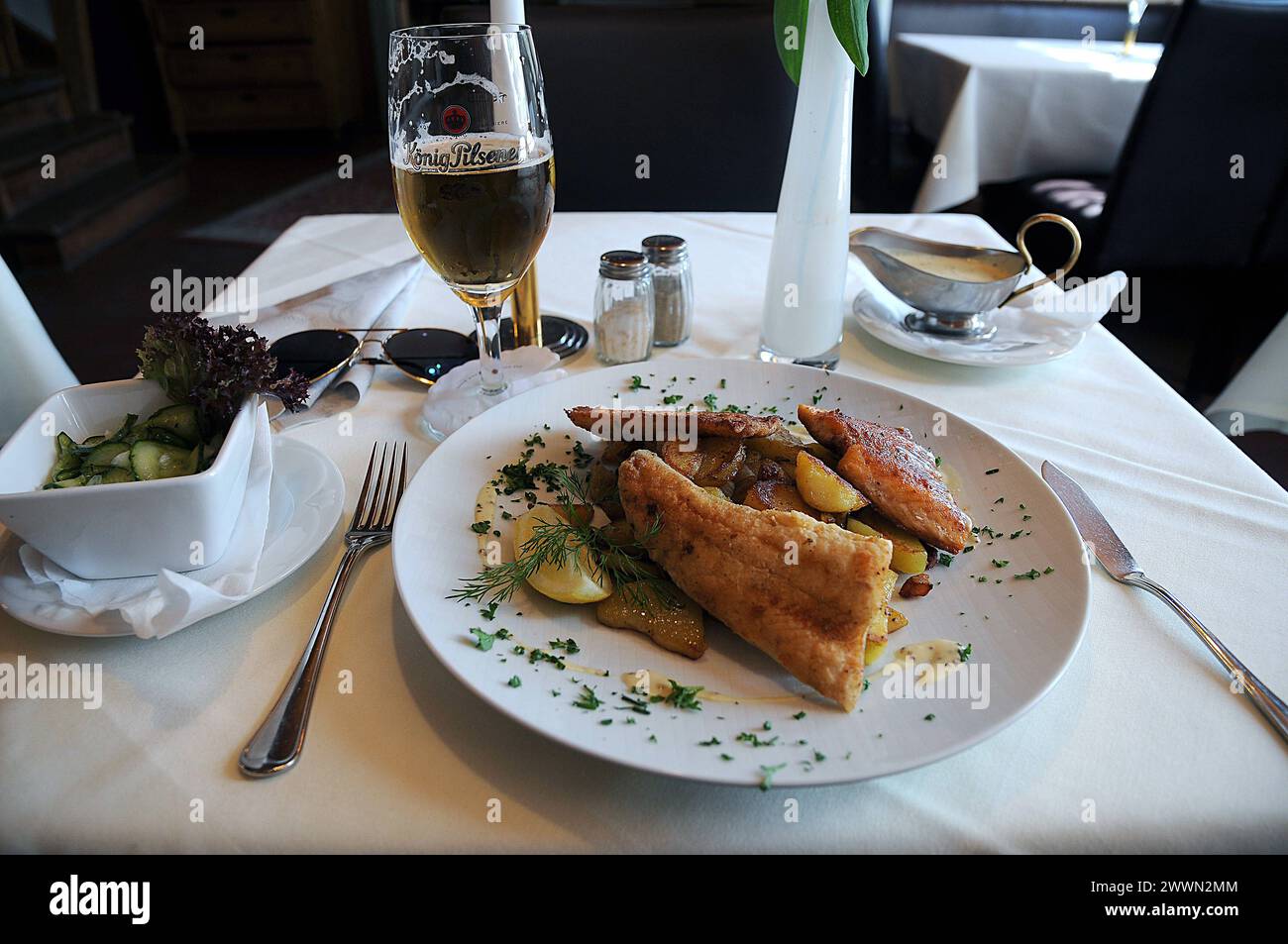 Fisch und bier hi-res stock photography and images - Alamy