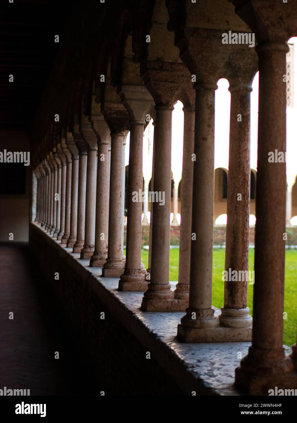 Old fashioned brick building columns hi-res stock photography and ...