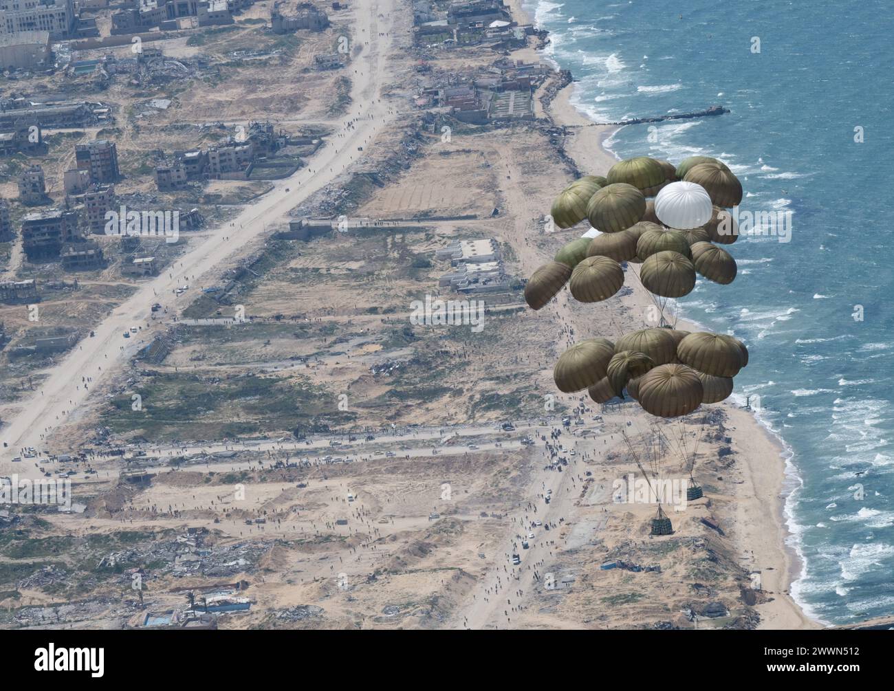 Gaza, Palestinian Territories. 25th Mar, 2024. Parachutes with food ...