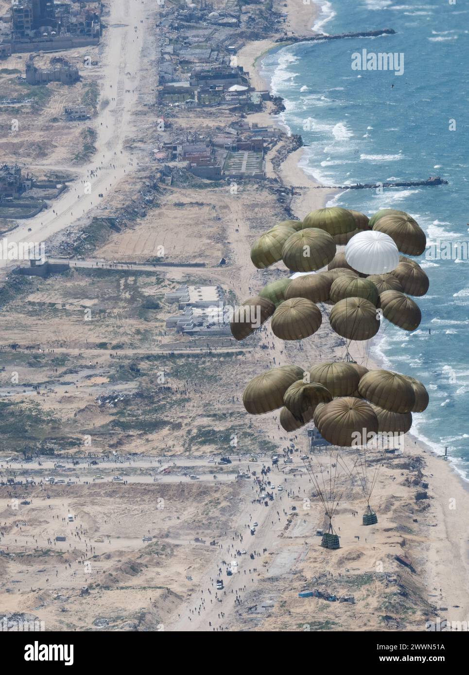 Gaza, Palestinian Territories. 25th Mar, 2024. Parachutes with food ...
