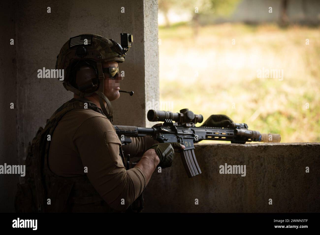 A U.S. Green Beret assigned to 10th Special Forces Group (Airborne ...