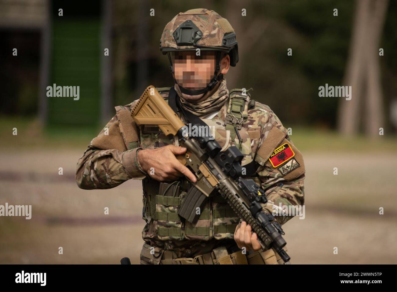 Military rifle teamwork training hi-res stock photography and images ...