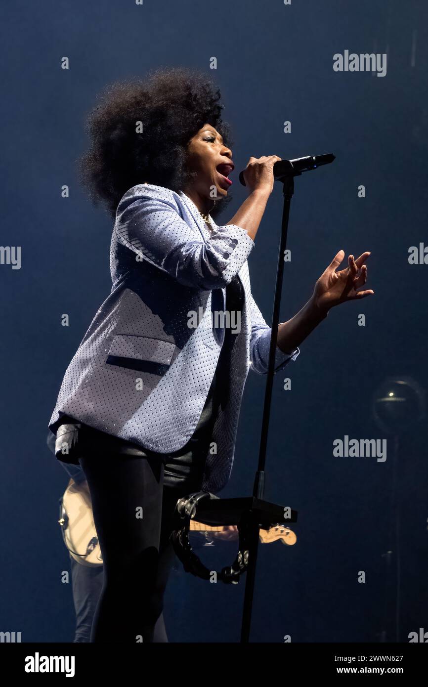 Sarah brown simple minds backing vocals hi-res stock photography and ...