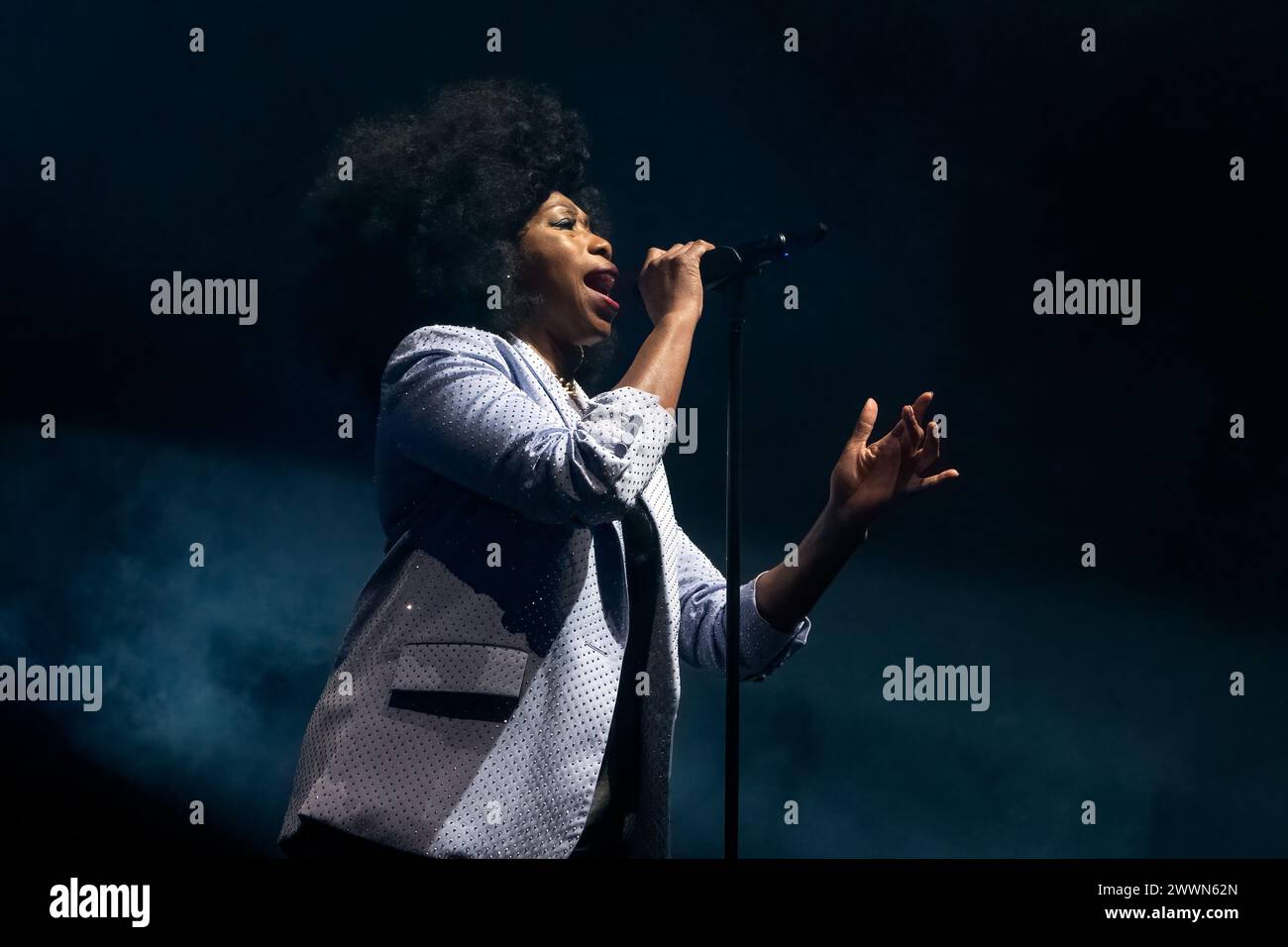 Sarah brown simple minds backing vocals hi-res stock photography and ...