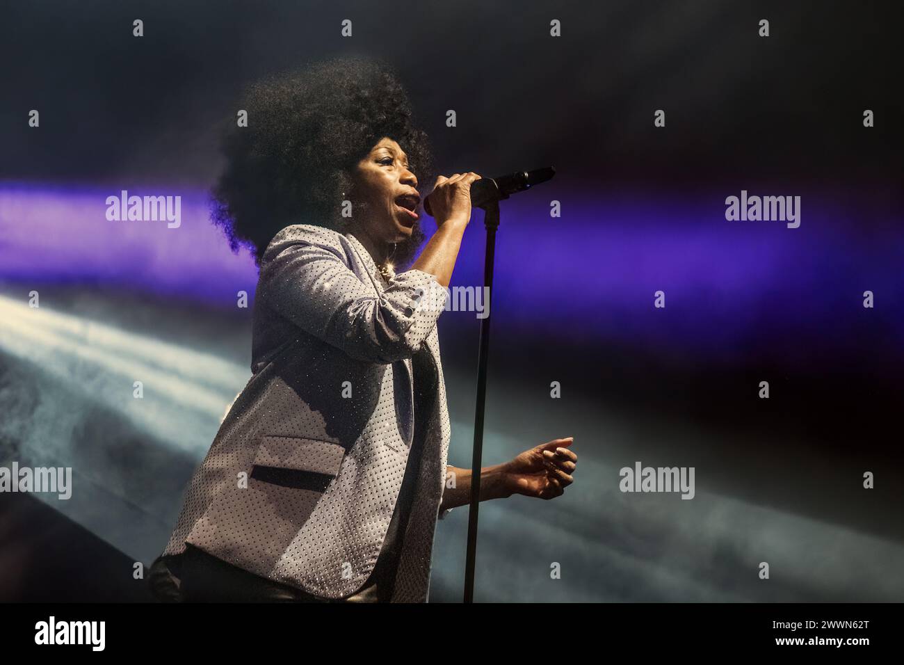 Sarah brown simple minds backing vocals hi-res stock photography and ...