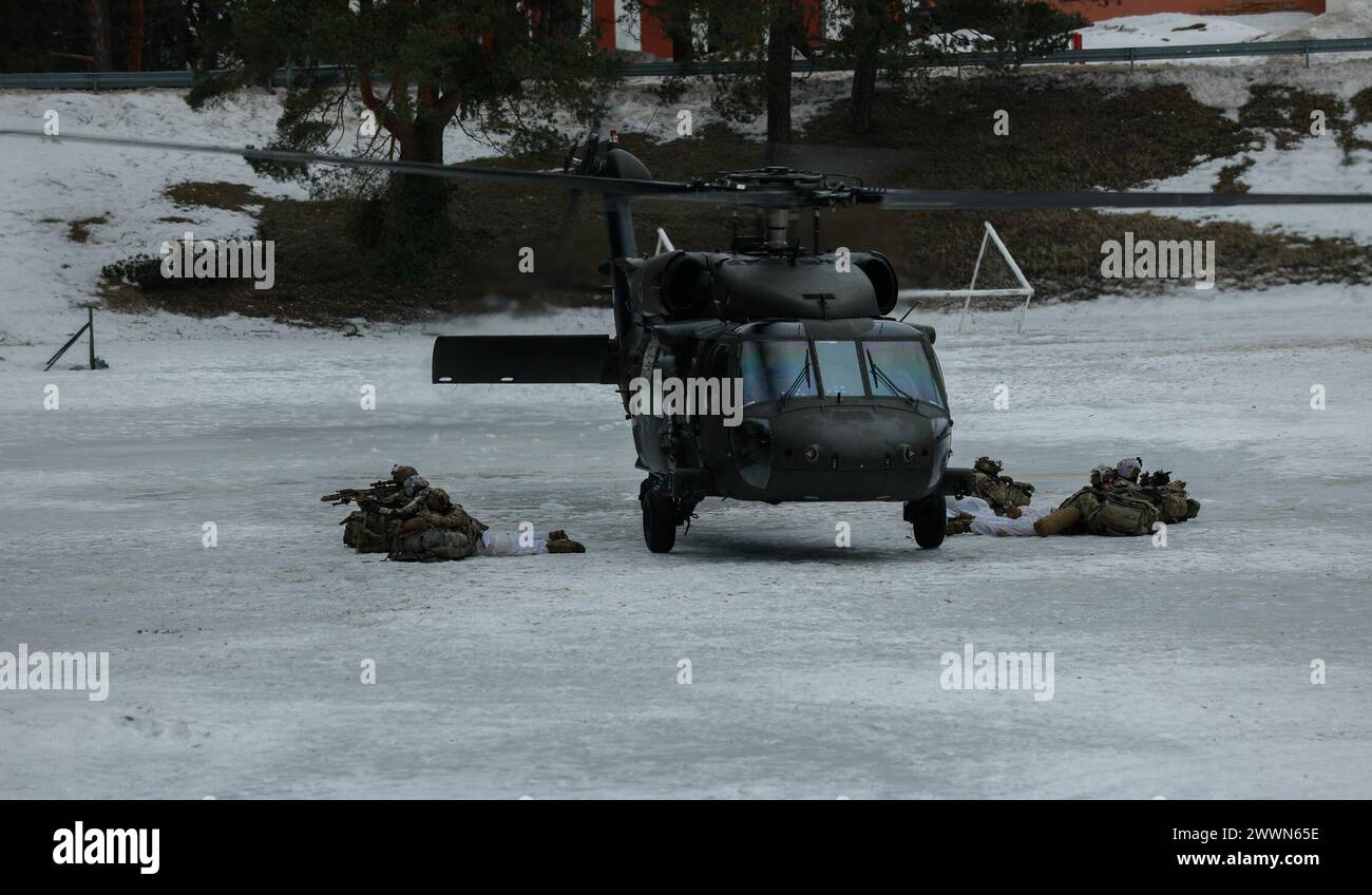 U.S. Army Soldiers assigned to 1st Battalion, 187th Infantry Regiment ...