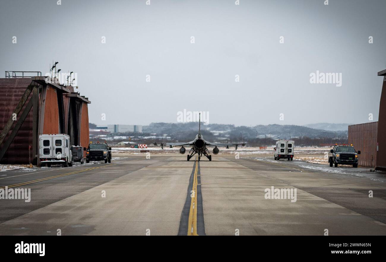 An F-16 Fighting Falcon assigned to the 36th Fighter Squadron taxis ...