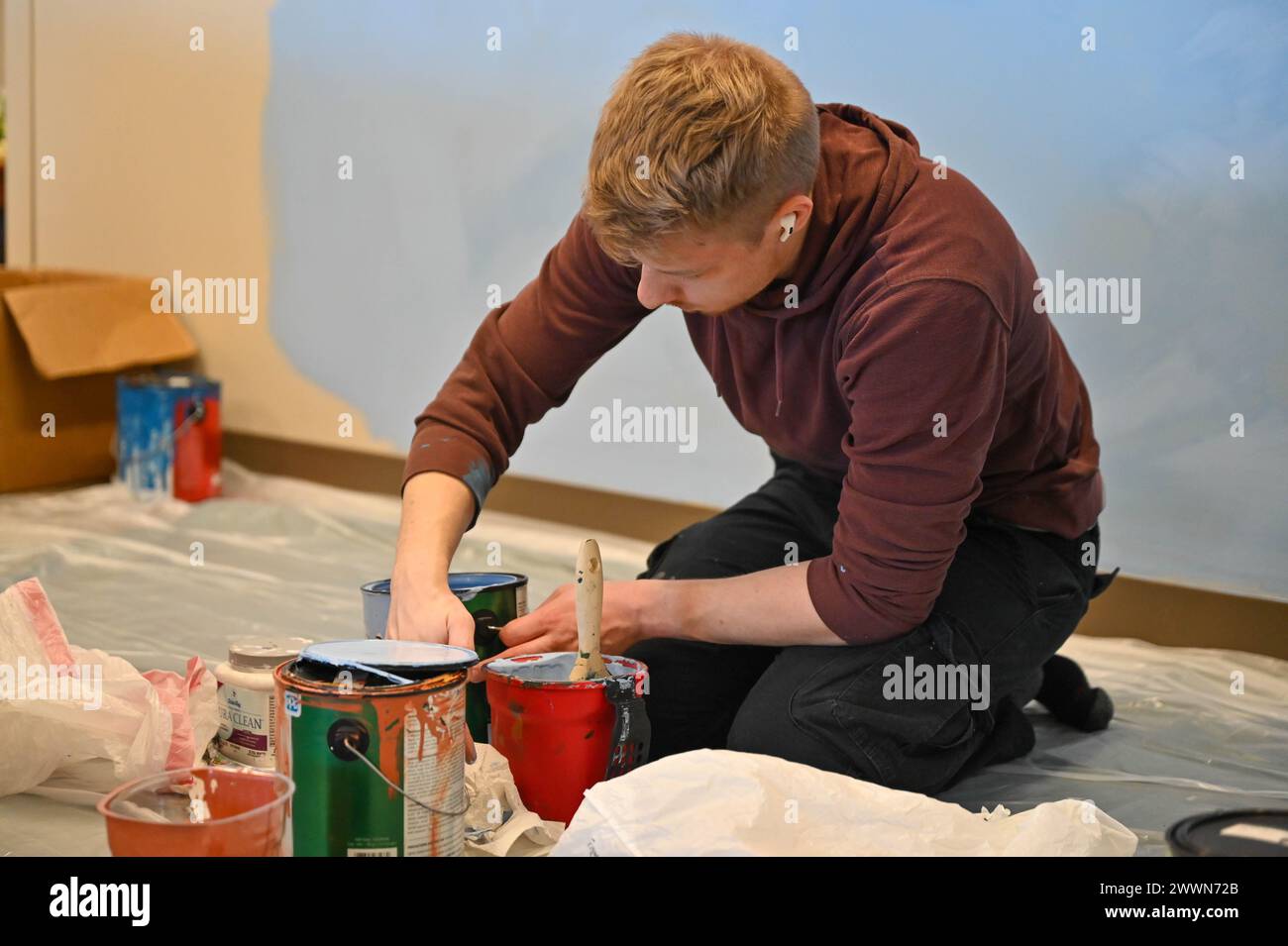 Adam Boggs, a Nebraska freelance illustrator, paints a mural in The ...