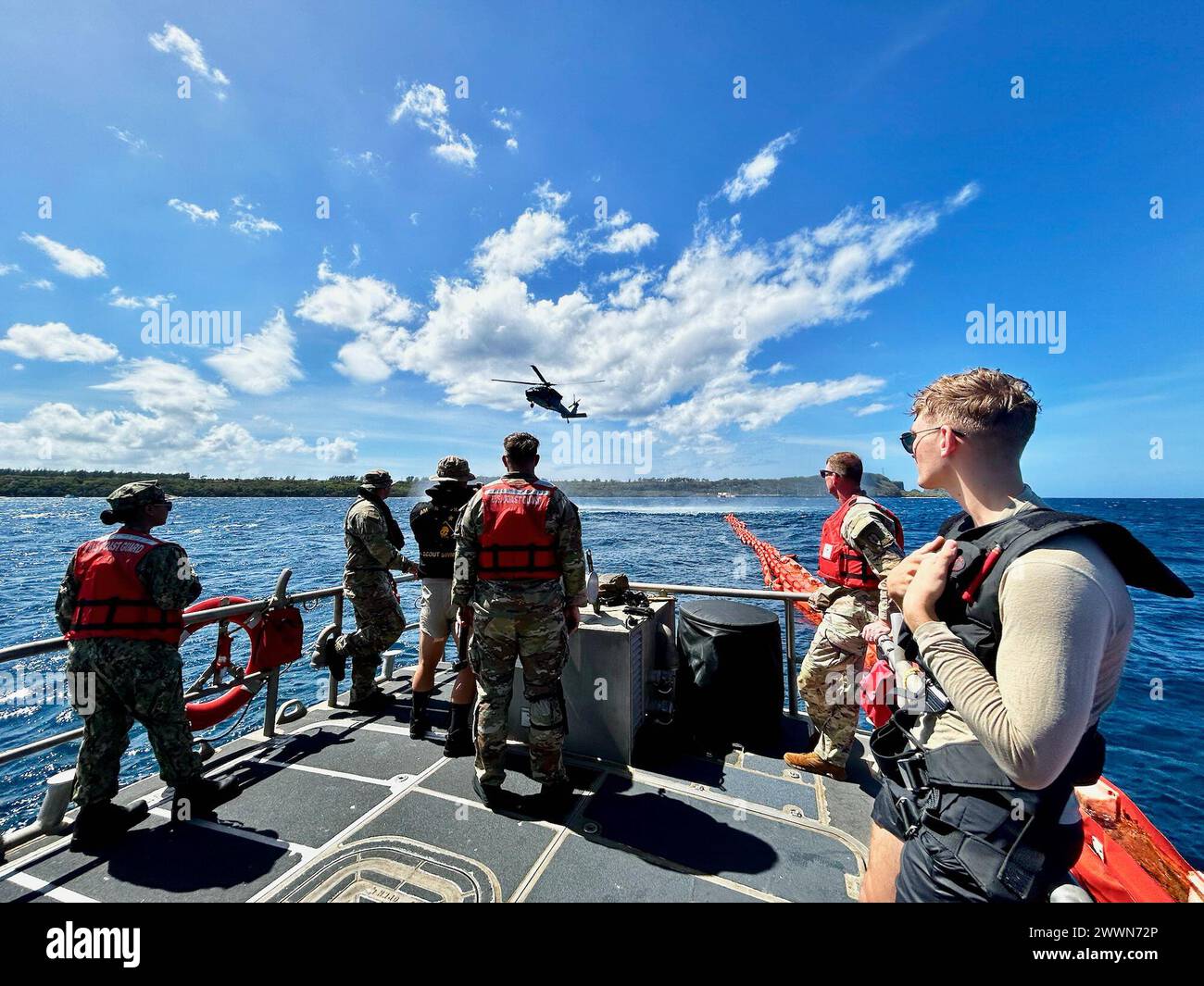 U.S. Army Scouts deploys from a U.S. Navy Helicopter Sea Combat ...