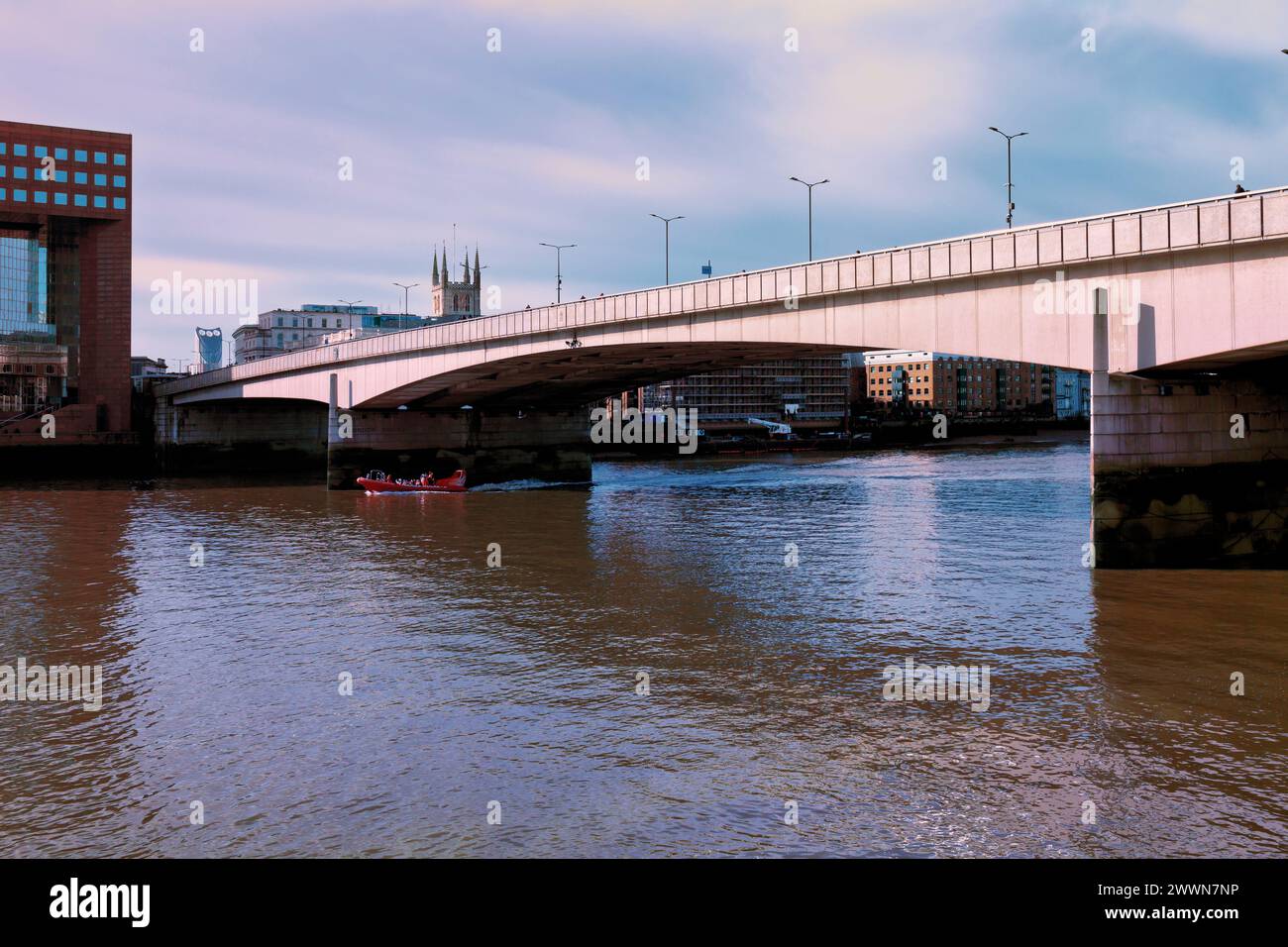 District line bridge london hi-res stock photography and images - Alamy