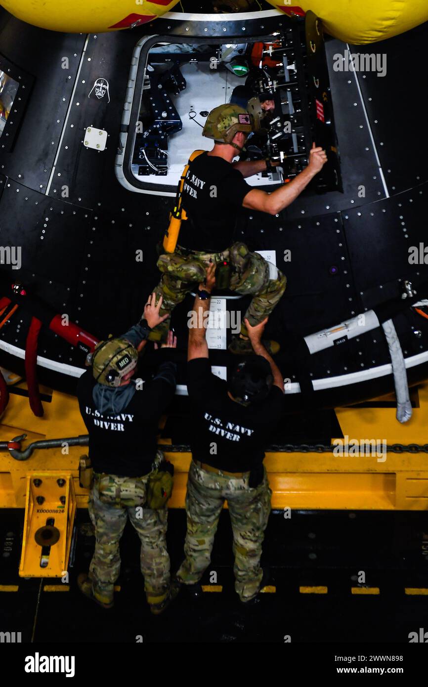 U.S. Navy Divers assigned to Explosive Ordnance Disposal Mobile Unit 1 ...