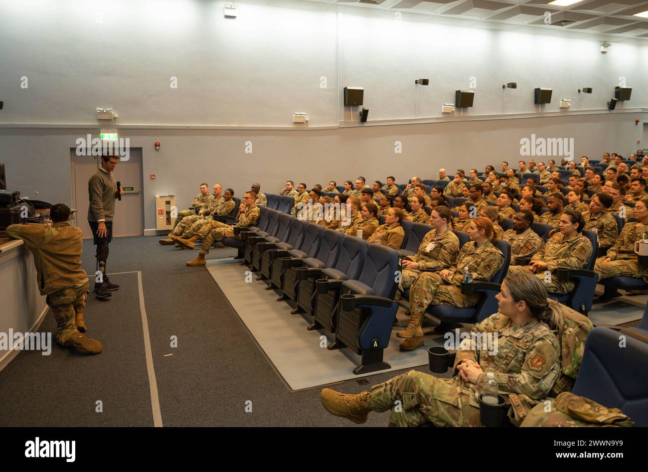 Field reporter hi-res stock photography and images - Alamy