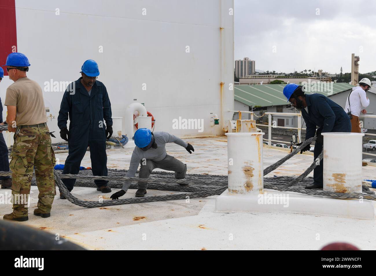 Military Sealift Command Civil Service Mariners hoist the final line ...