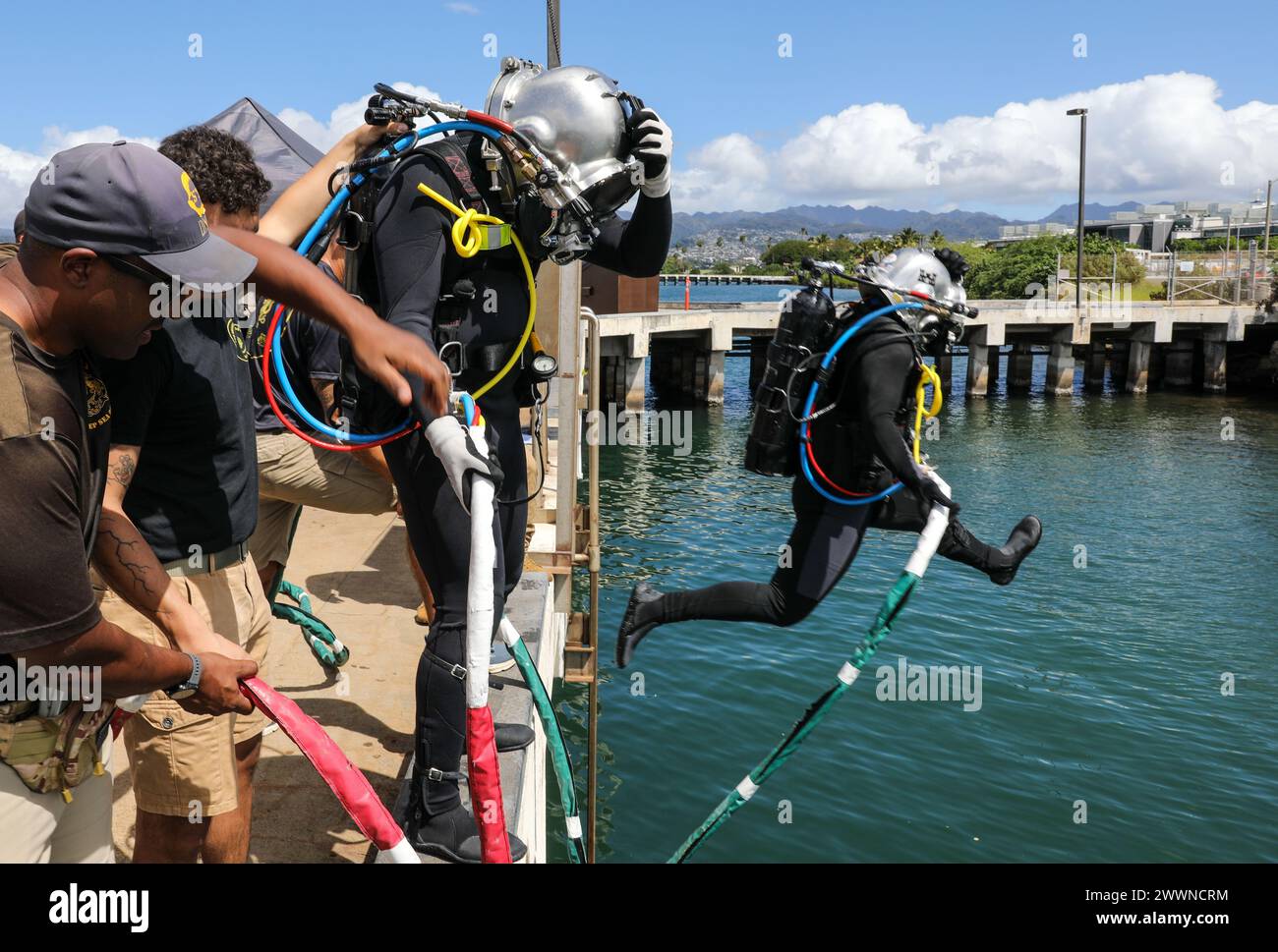 U.S. Army divers assigned to 569th Dive Detachment, 130th Engineer ...