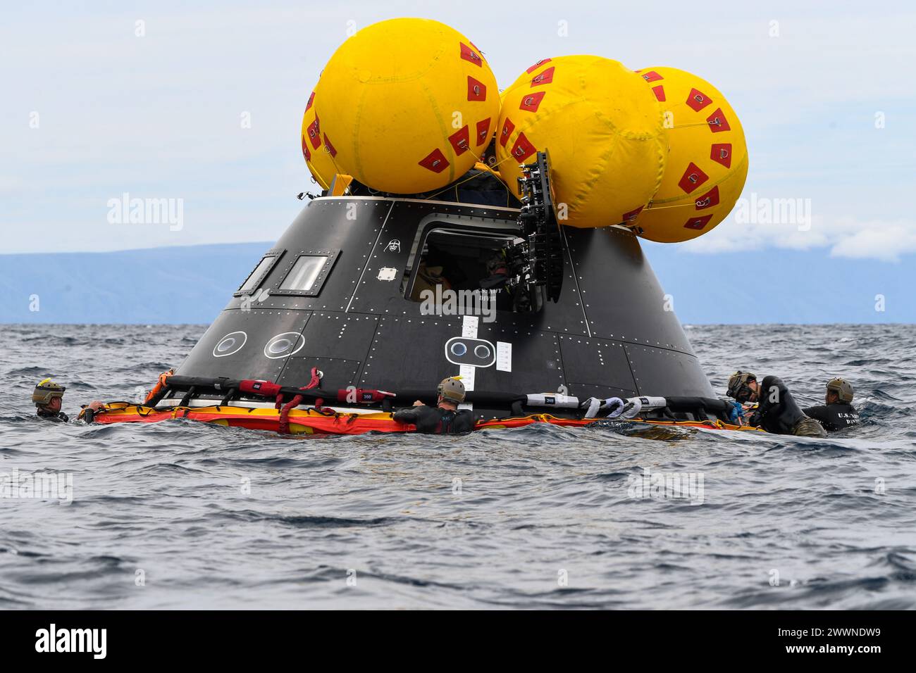 U.S. Navy Divers assigned to Explosive Ordnance Disposal Mobile Unit 1 ...