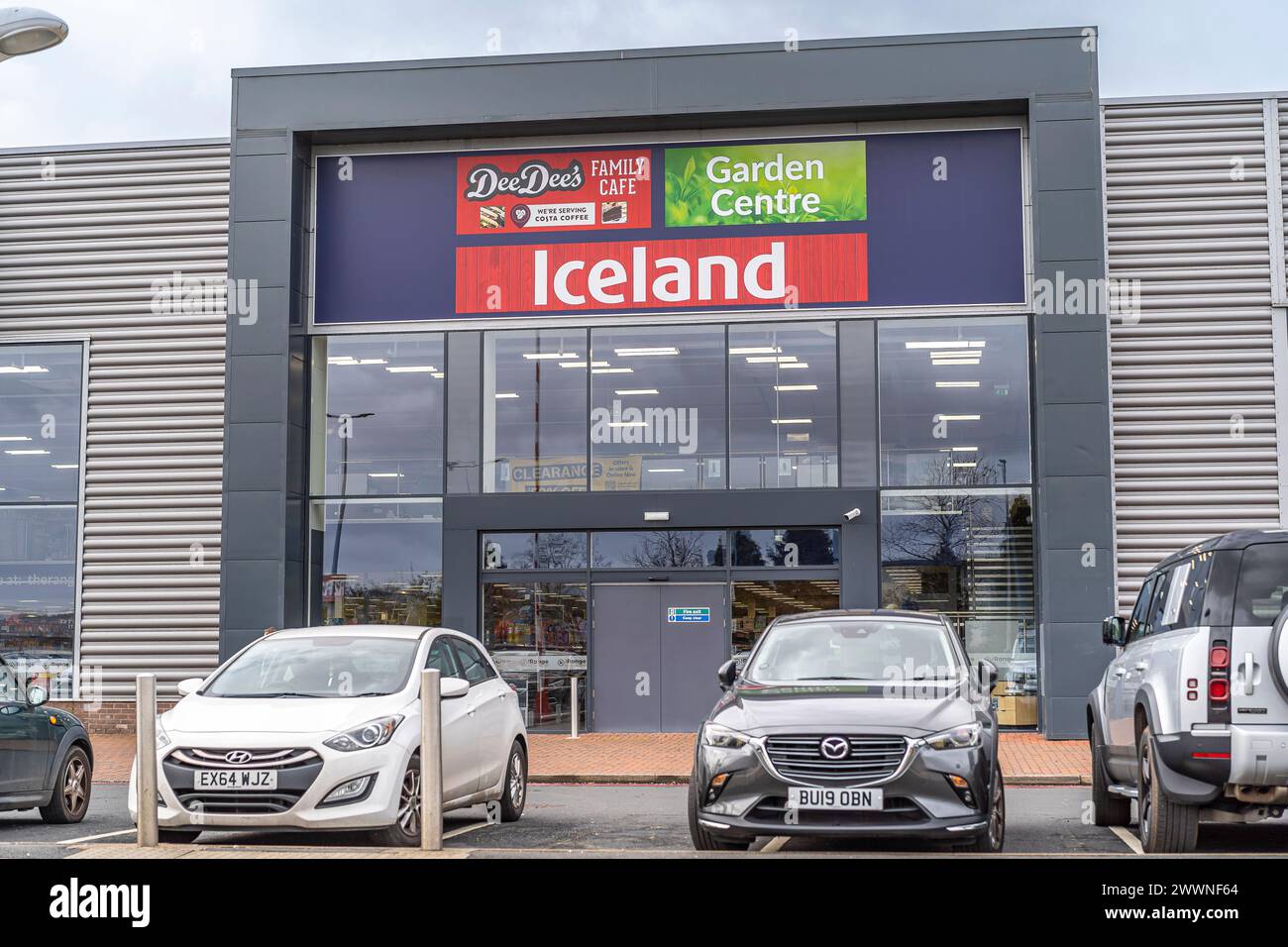 Iceland store shop front entrance view Stock Photo - Alamy