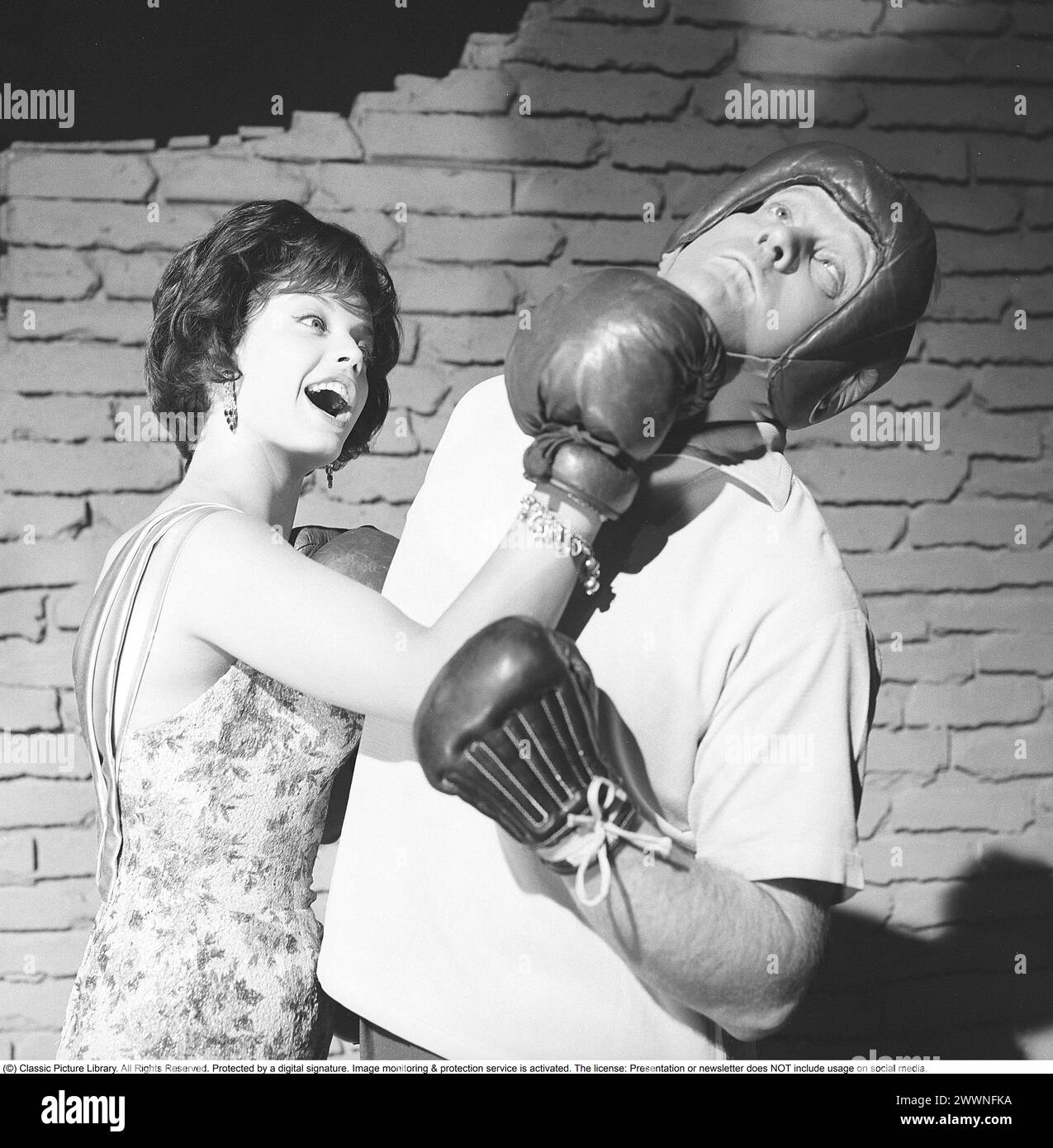 Female singer 1960s hi-res stock photography and images - Alamy