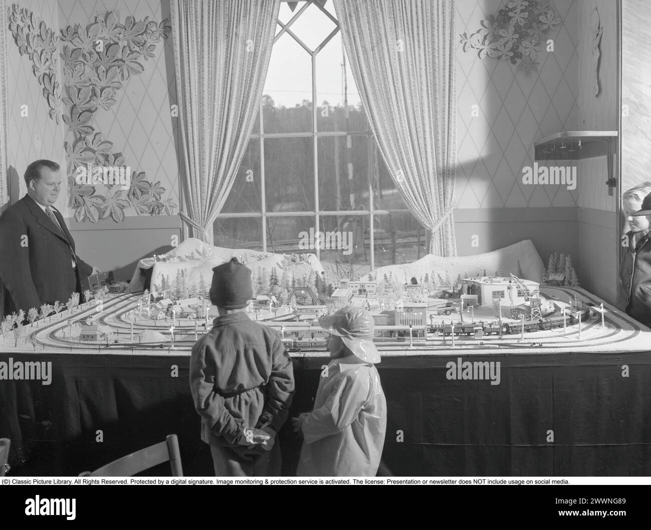 1950s train goes on railroad hi-res stock photography and images - Alamy