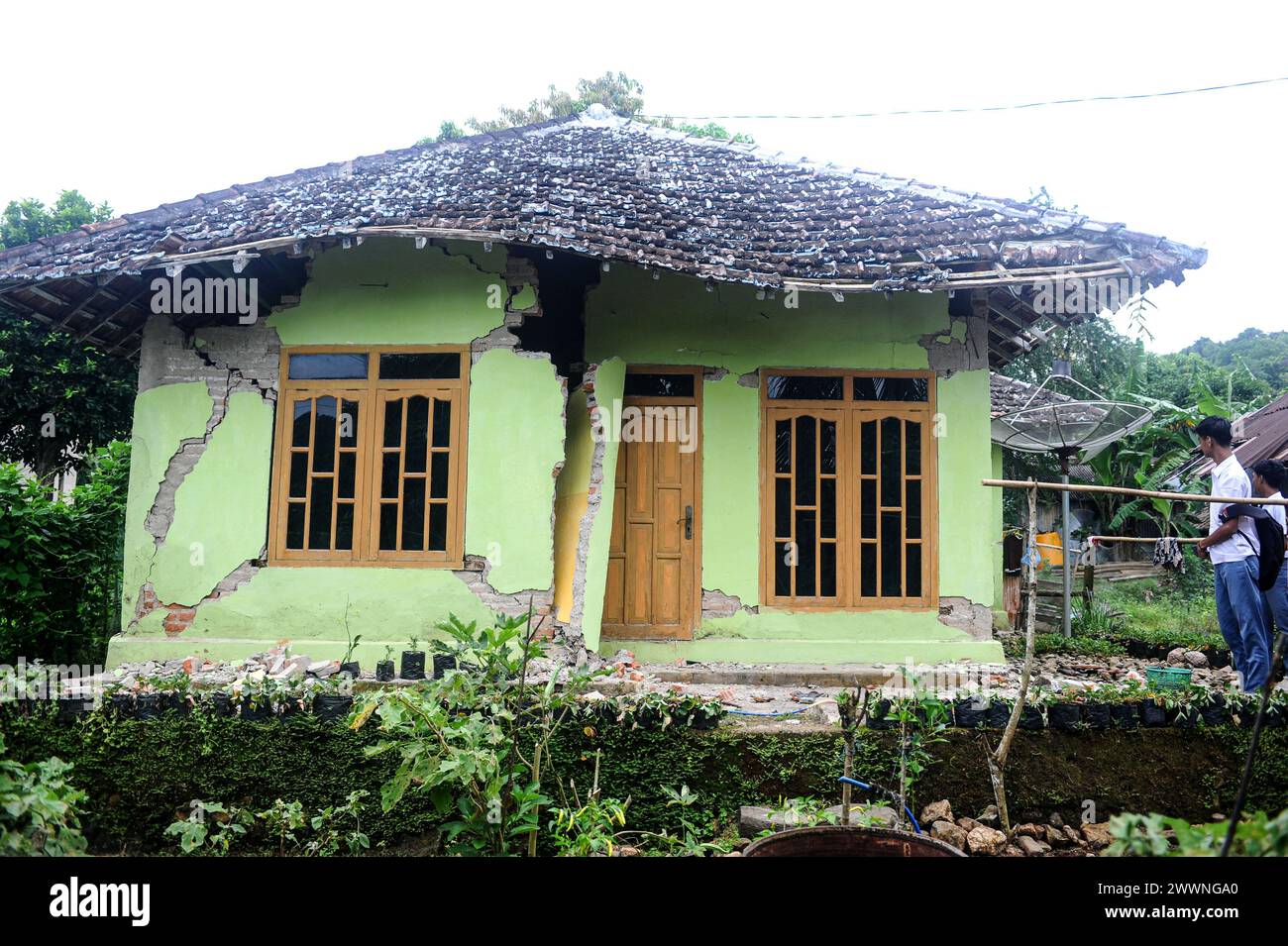 (240325) -- EAST JAVA, March 25, 2024 (Xinhua) -- A damaged house is ...