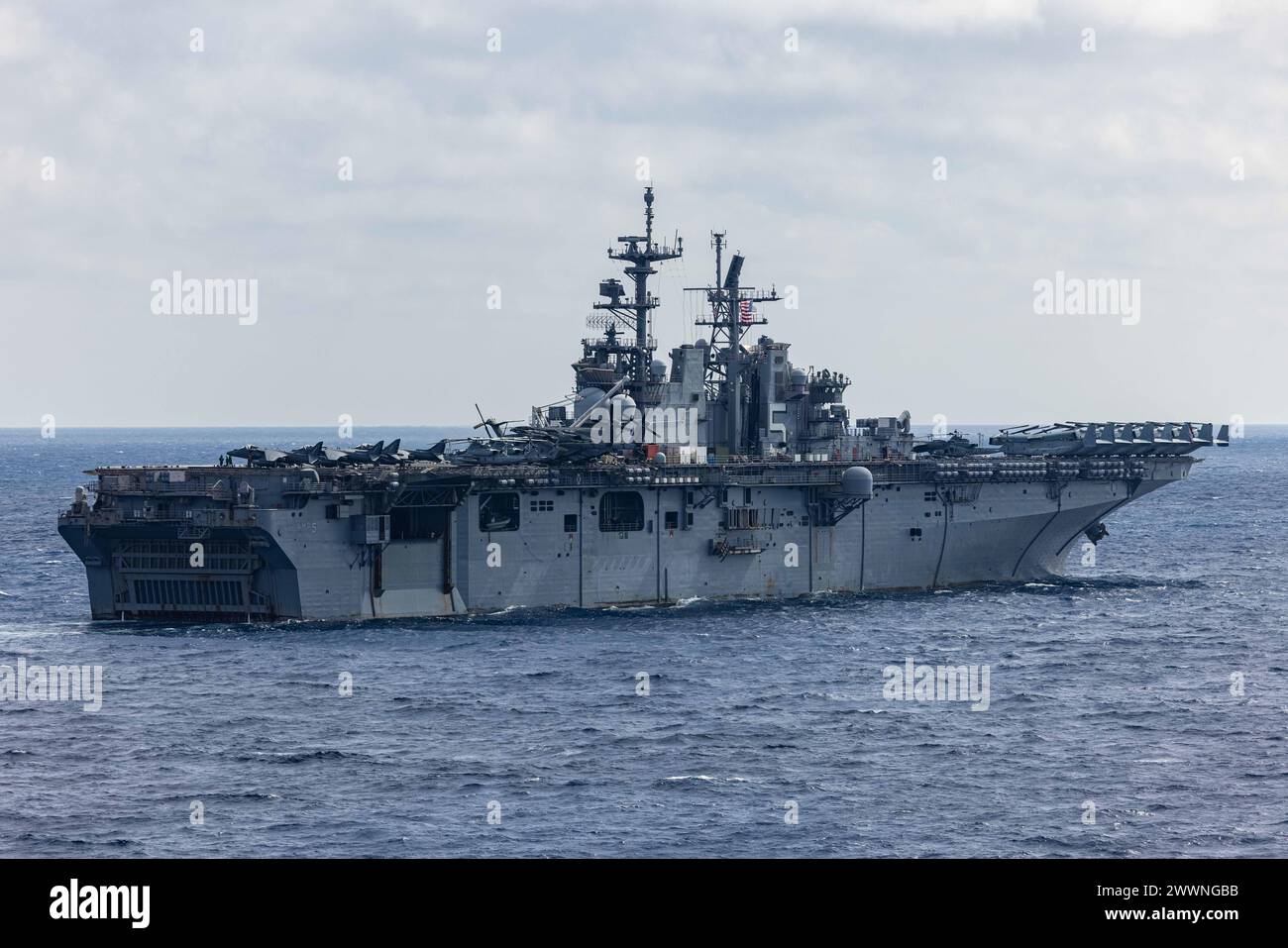 U.S. Navy Wasp-class amphibious assault ship USS Bataan (LHD 5 ...