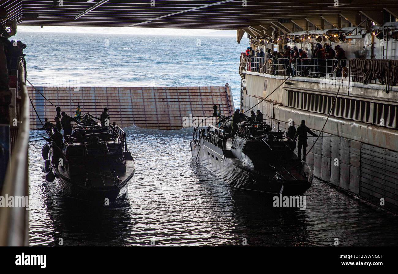 Swedish Marines, assigned 2nd Marine Battalion, tie up Swedish CB90 ...