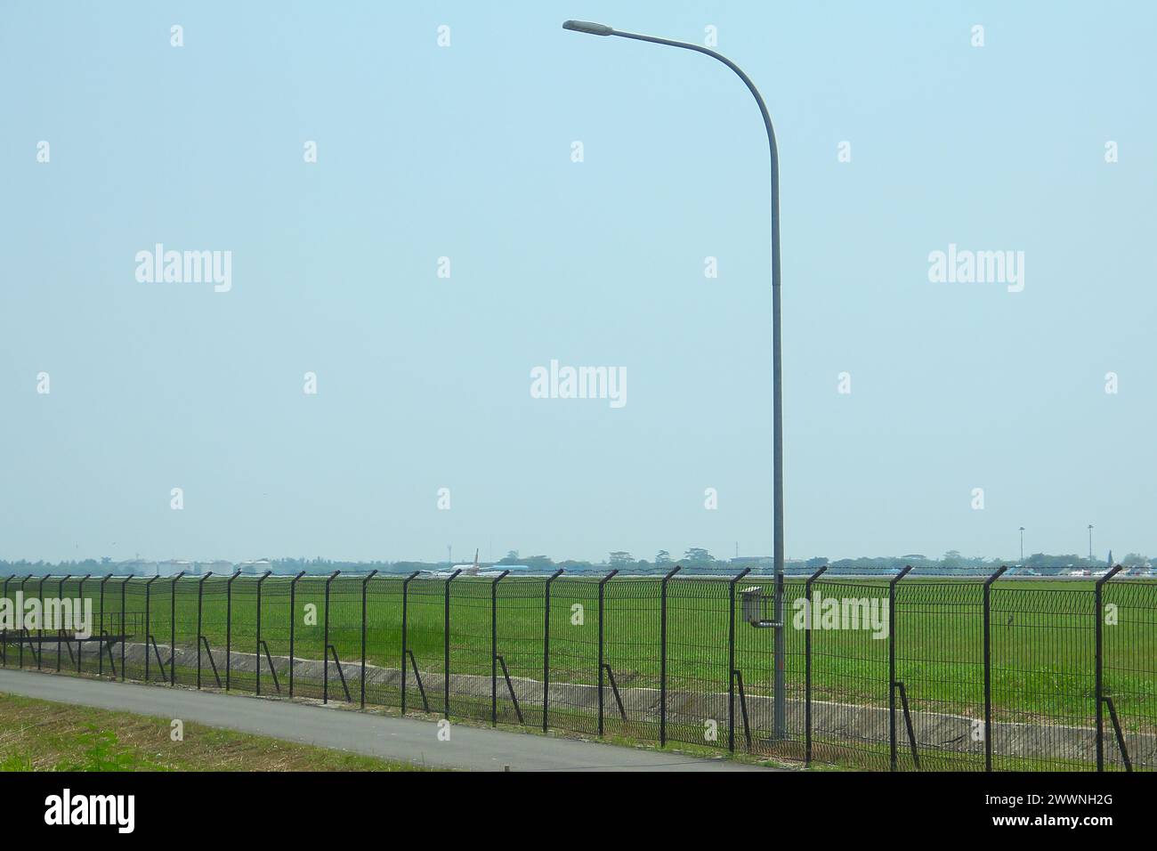 Single street light lighting hi-res stock photography and images - Alamy