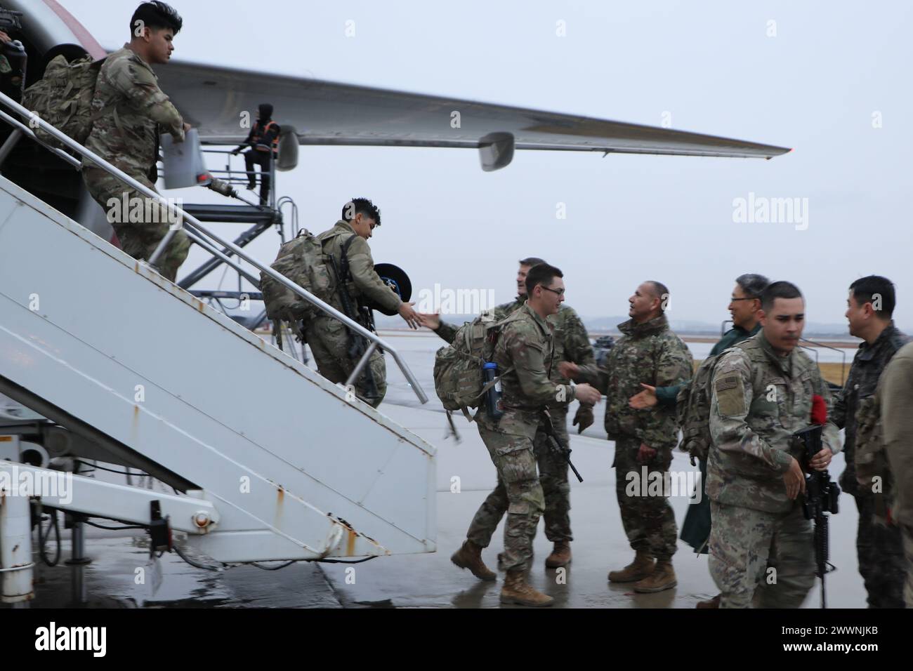2nd Infantry Division/ ROK-U.S. Combined Division command team, greets ...