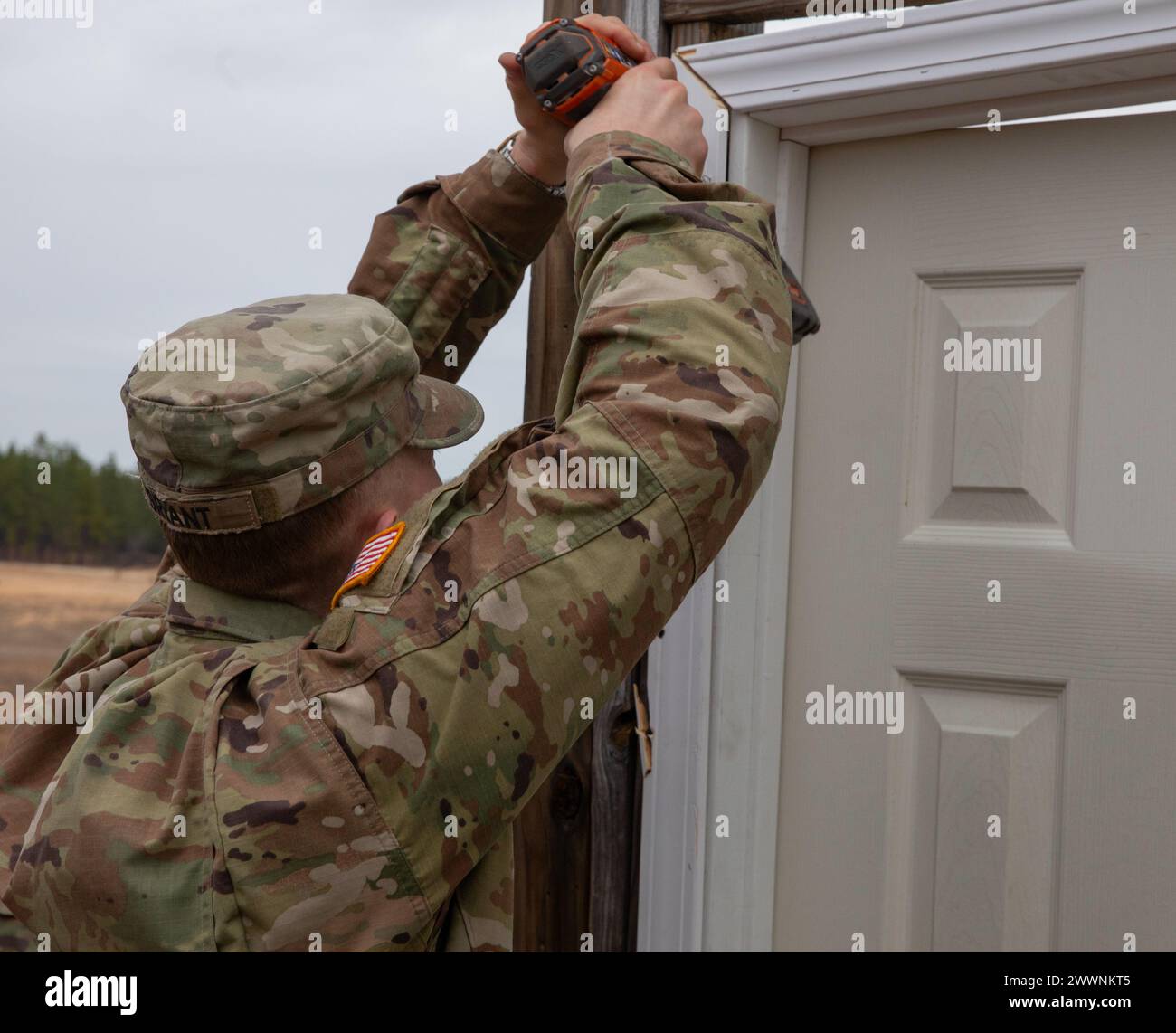 U.S. Army National Guard Soldiers with the 117th Engineer Brigade ...