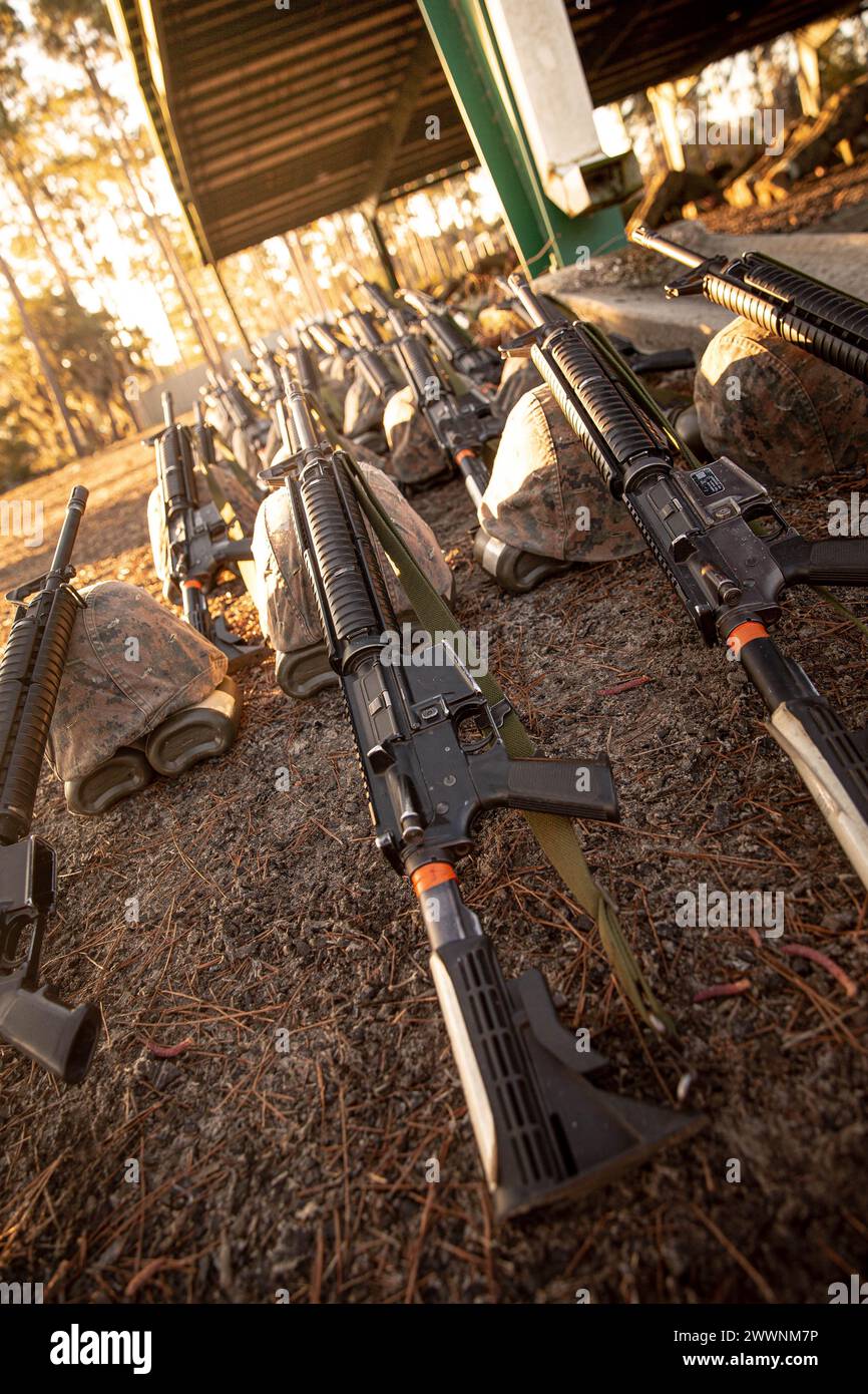 Recruits with Delta Company, 1st Recruit Training Battalion, execute ...