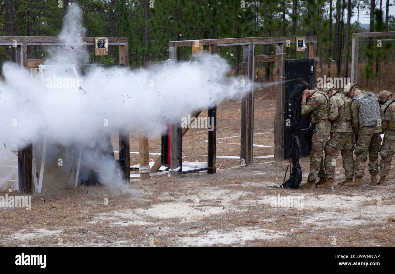 U.S. Army National Guard Soldiers with the 117th Engineer Brigade ...
