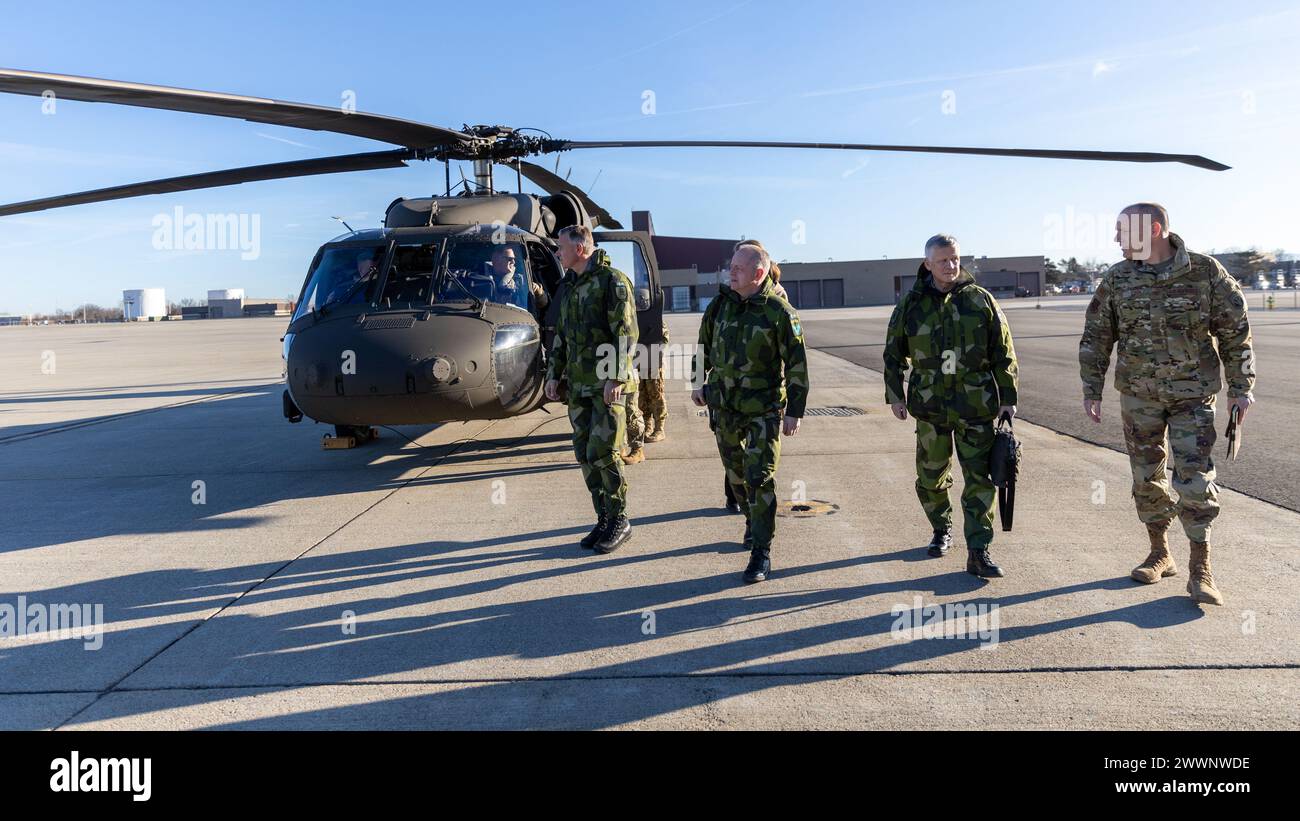 Members of the Swedish Armed Forces and a New York National Guard Col ...