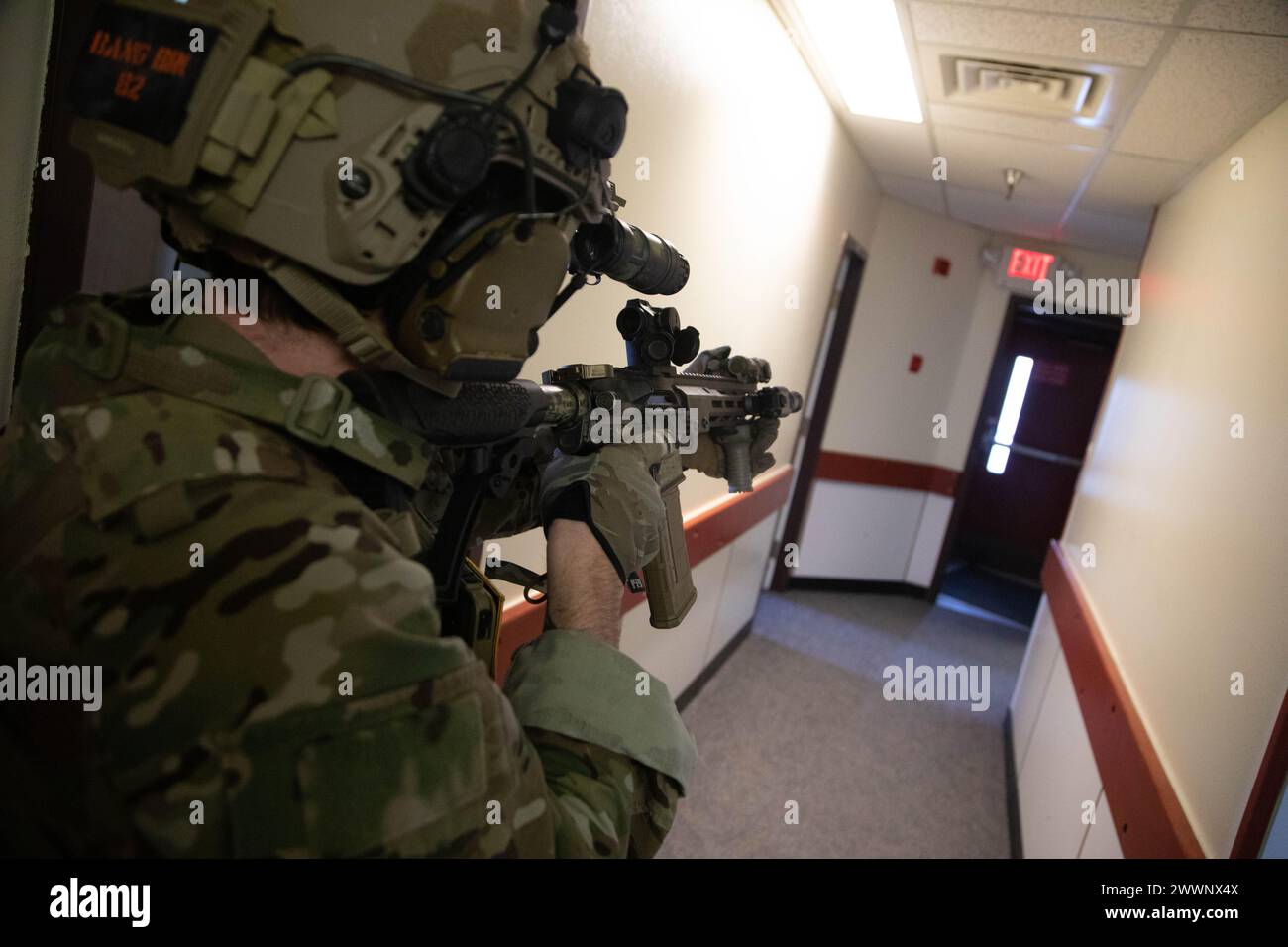 A U.S. Army Green Beret from 10th Special Operations Group (Airborne ...