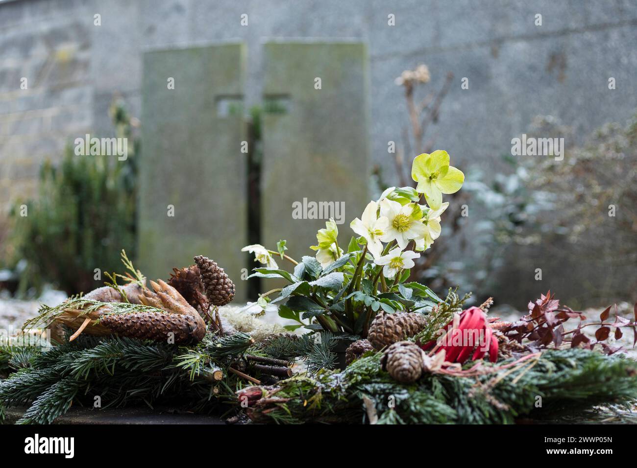 Kreuz im friedhof hi-res stock photography and images - Alamy