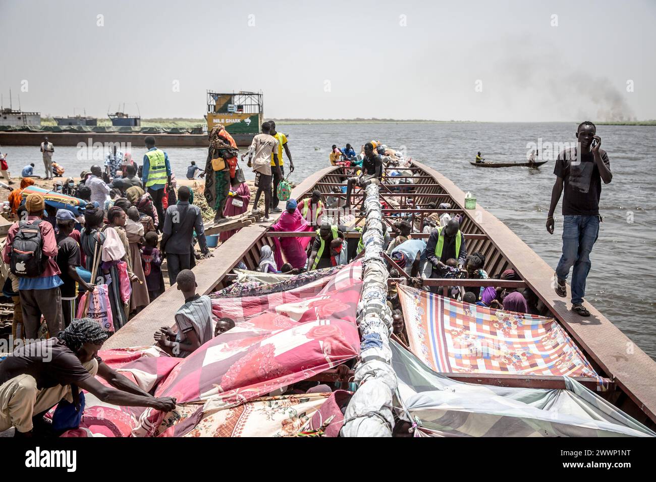 Boats transfer South Sudanese returnees, who fled both South Sudan's ...