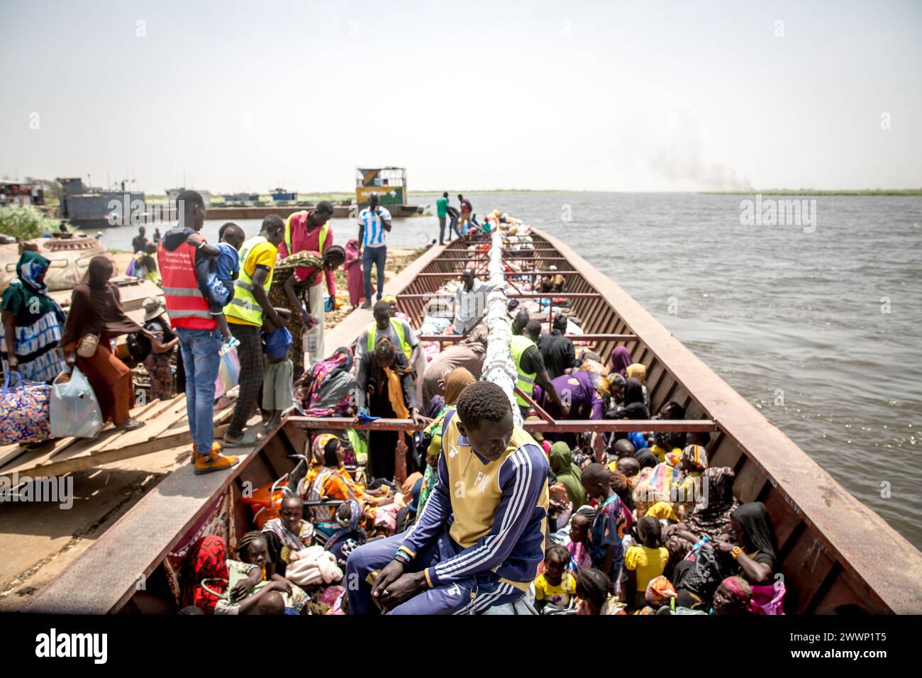 Boats transfer South Sudanese returnees, who fled both South Sudan's ...